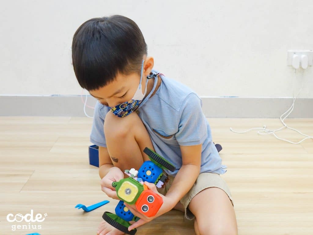 Innovator Camp คอร์สปิดเทอมสำหรับเด็กชอบ Code - Code Genius