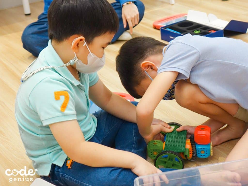 Innovator Camp คอร์สปิดเทอมสำหรับเด็กชอบ Code - Code Genius